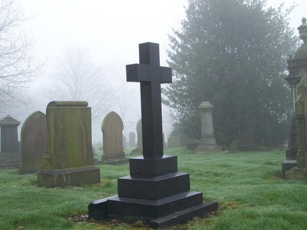 What’s the Difference Between Public and Private Cemeteries?